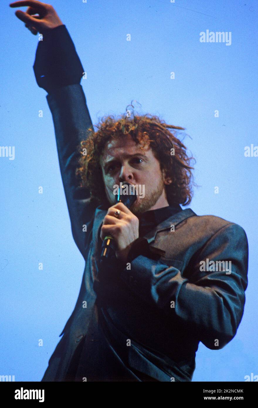 Mick hucknall 90s hi-res stock photography and images - Alamy