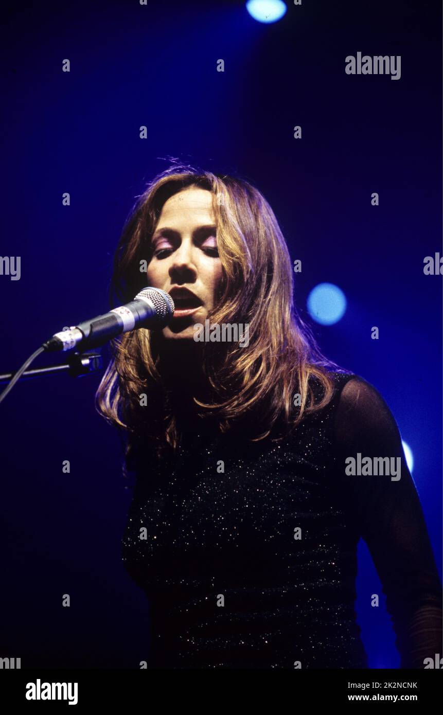 Sheryl crow 1990s hi-res stock photography and images - Alamy