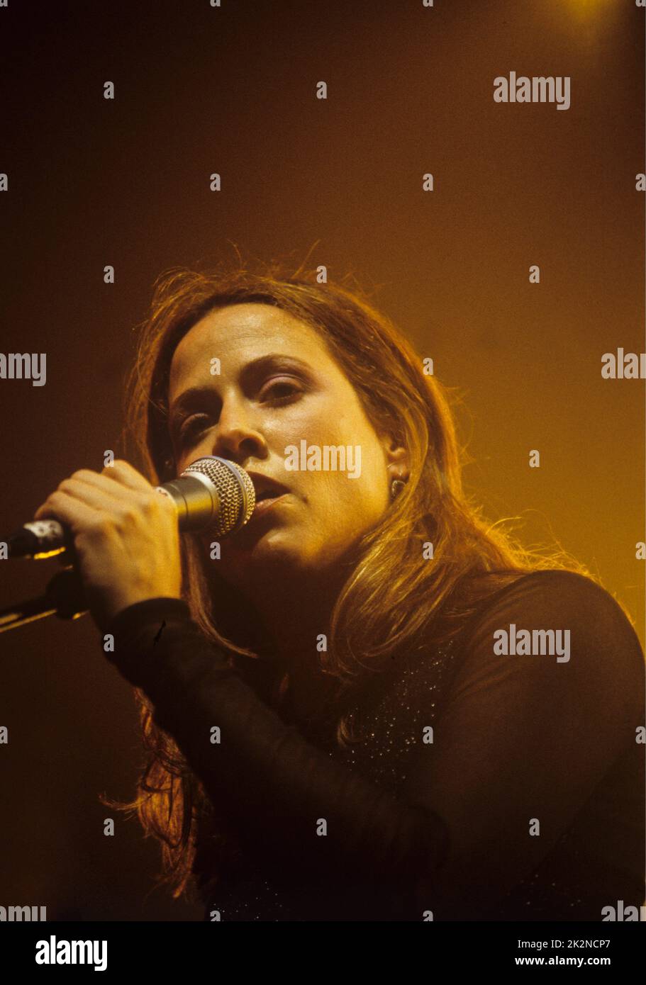 Sheryl crow 1990s hi-res stock photography and images - Alamy