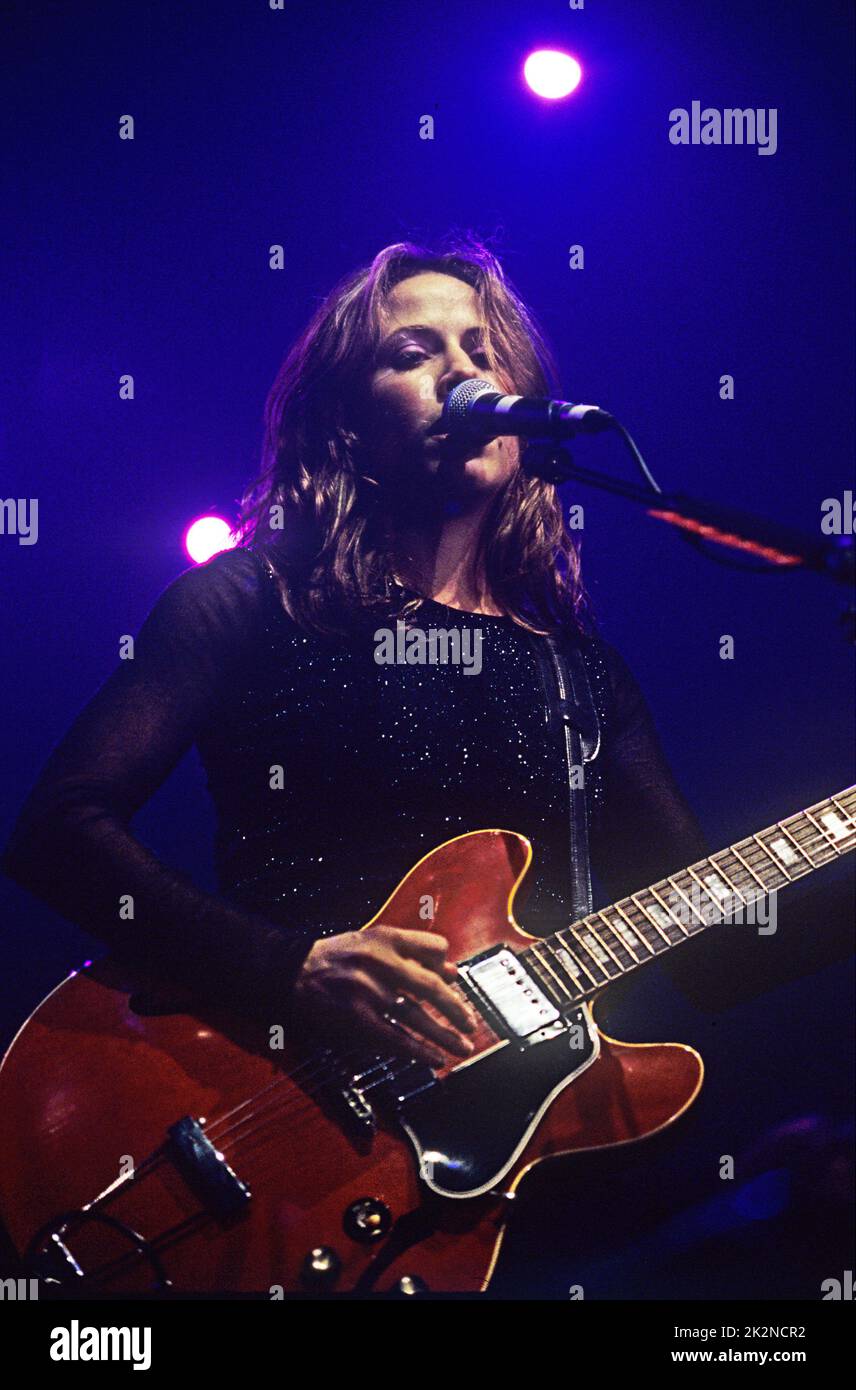 Sheryl crow guitar hi-res stock photography and images - Alamy