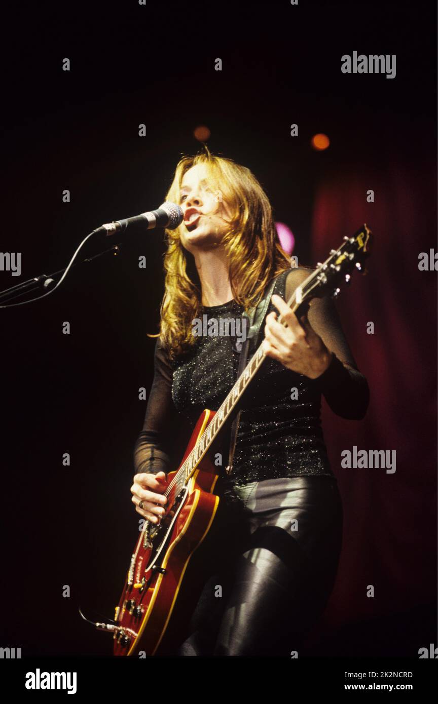 Sheryl crow 1990s hi-res stock photography and images - Alamy