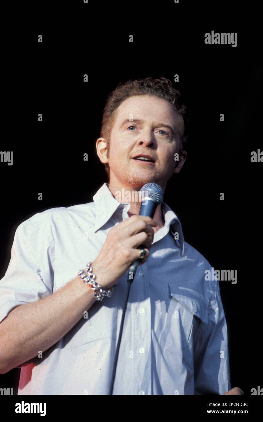 Mick hucknall 90s hi-res stock photography and images - Alamy