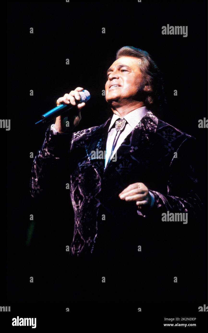 Engelbert humperdinck singer hi-res stock photography and images - Alamy