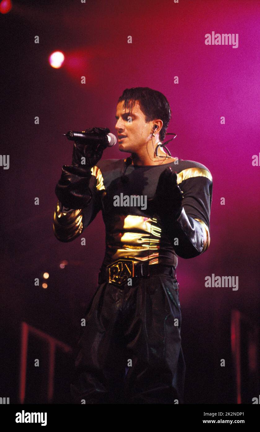 Male pop singer peter andre hi-res stock photography and images - Alamy