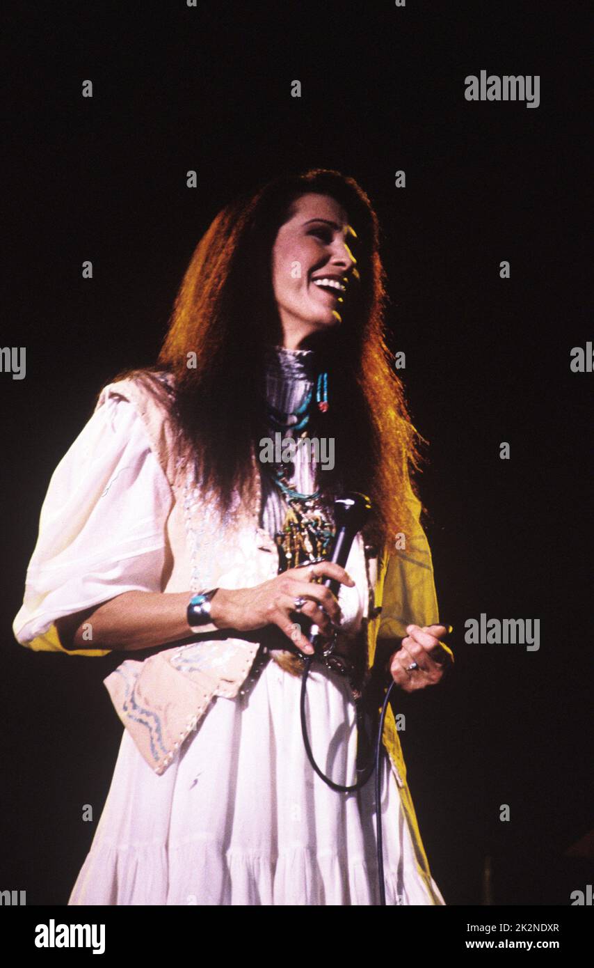Crystal gayle hi-res stock photography and images - Alamy
