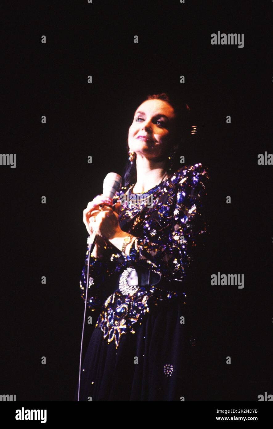 Crystal gayle in concert in hi-res stock photography and images - Alamy