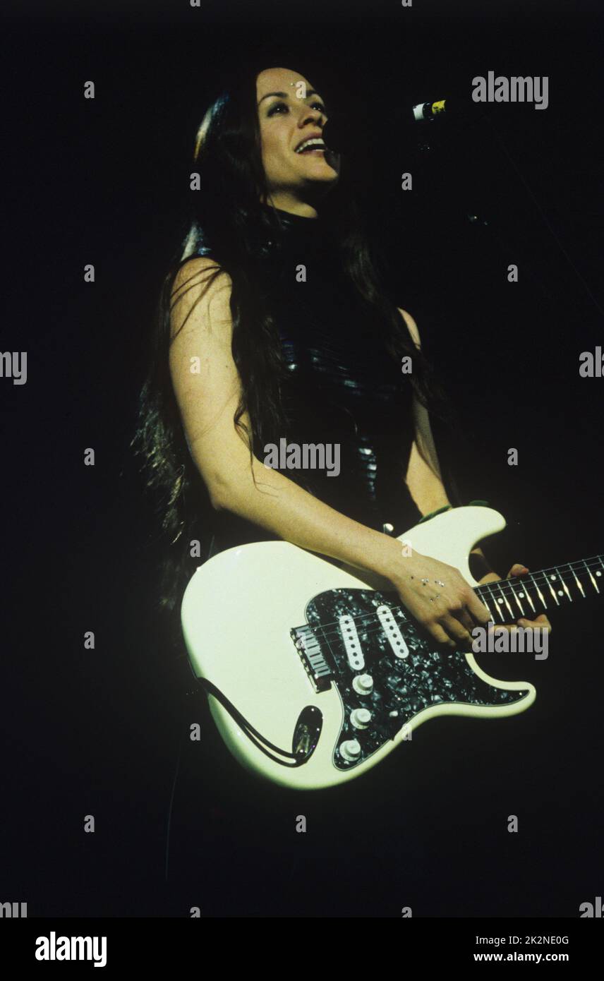 Alanis morissette 1990s hi-res stock photography and images - Alamy