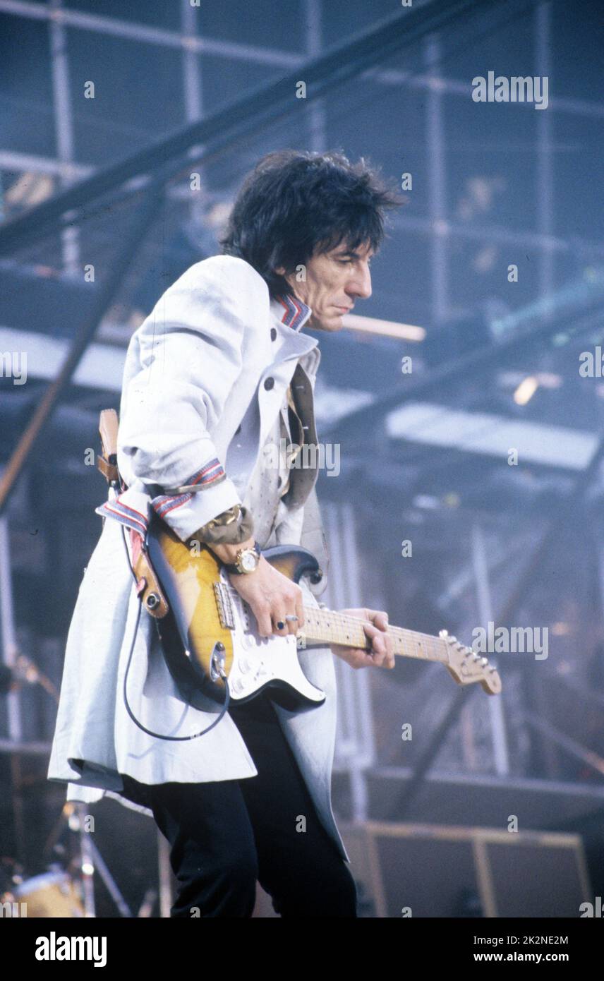 Rolling stones guitarist ronnie wood hi-res stock photography and ...
