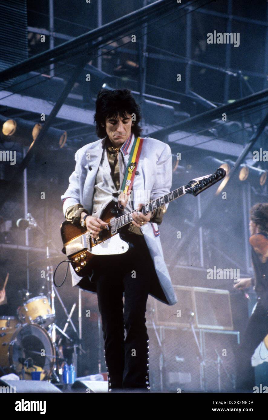 Concert wembley stadium 1995 hi-res stock photography and images - Alamy