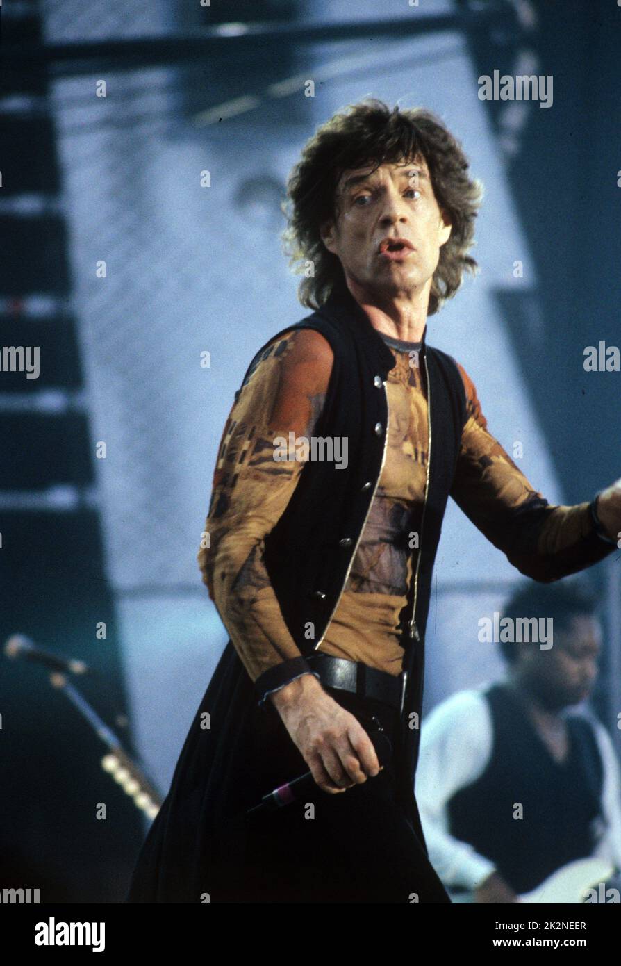 Concert wembley stadium 1995 hi-res stock photography and images - Alamy