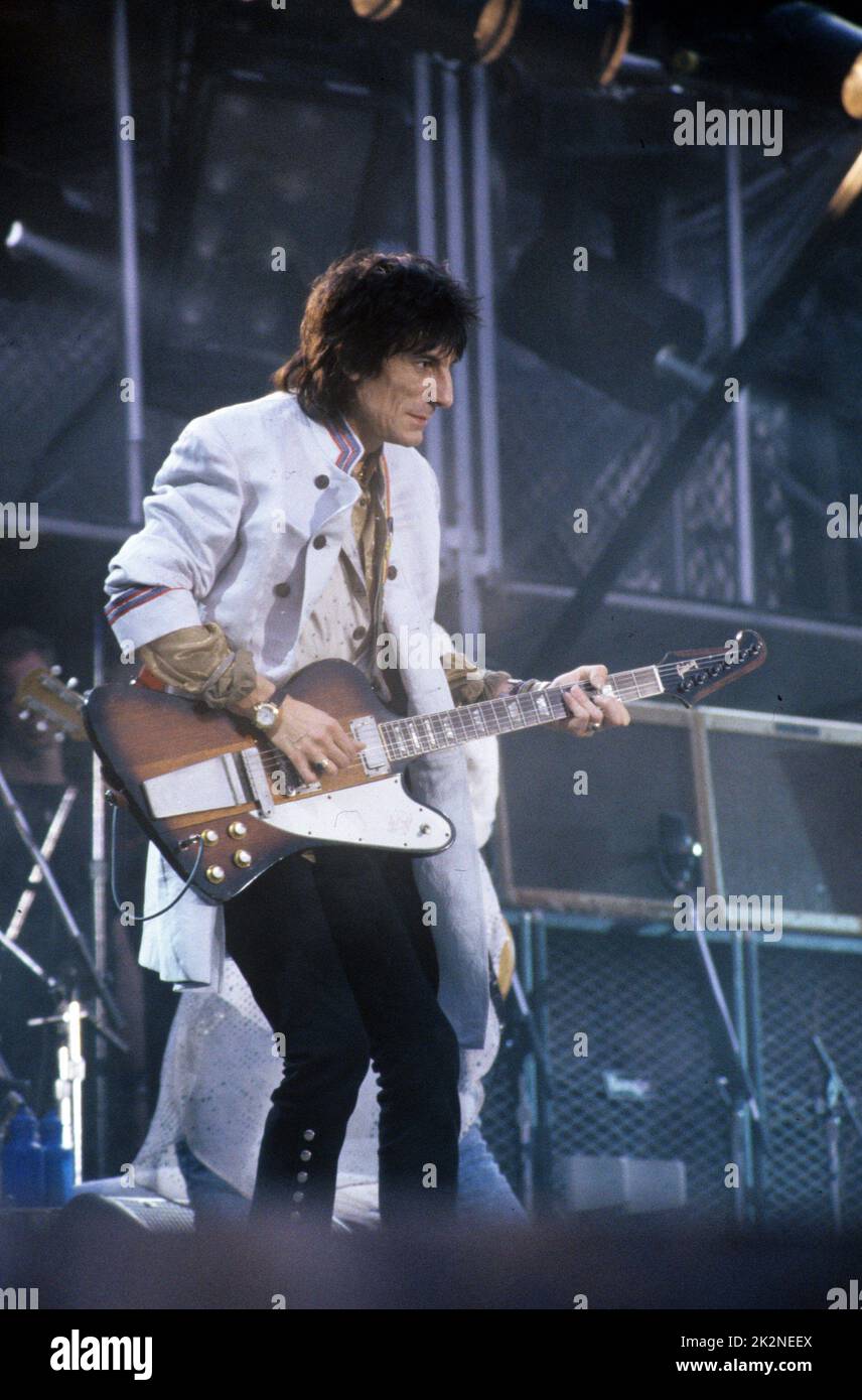 Concert wembley stadium 1995 hi-res stock photography and images - Alamy