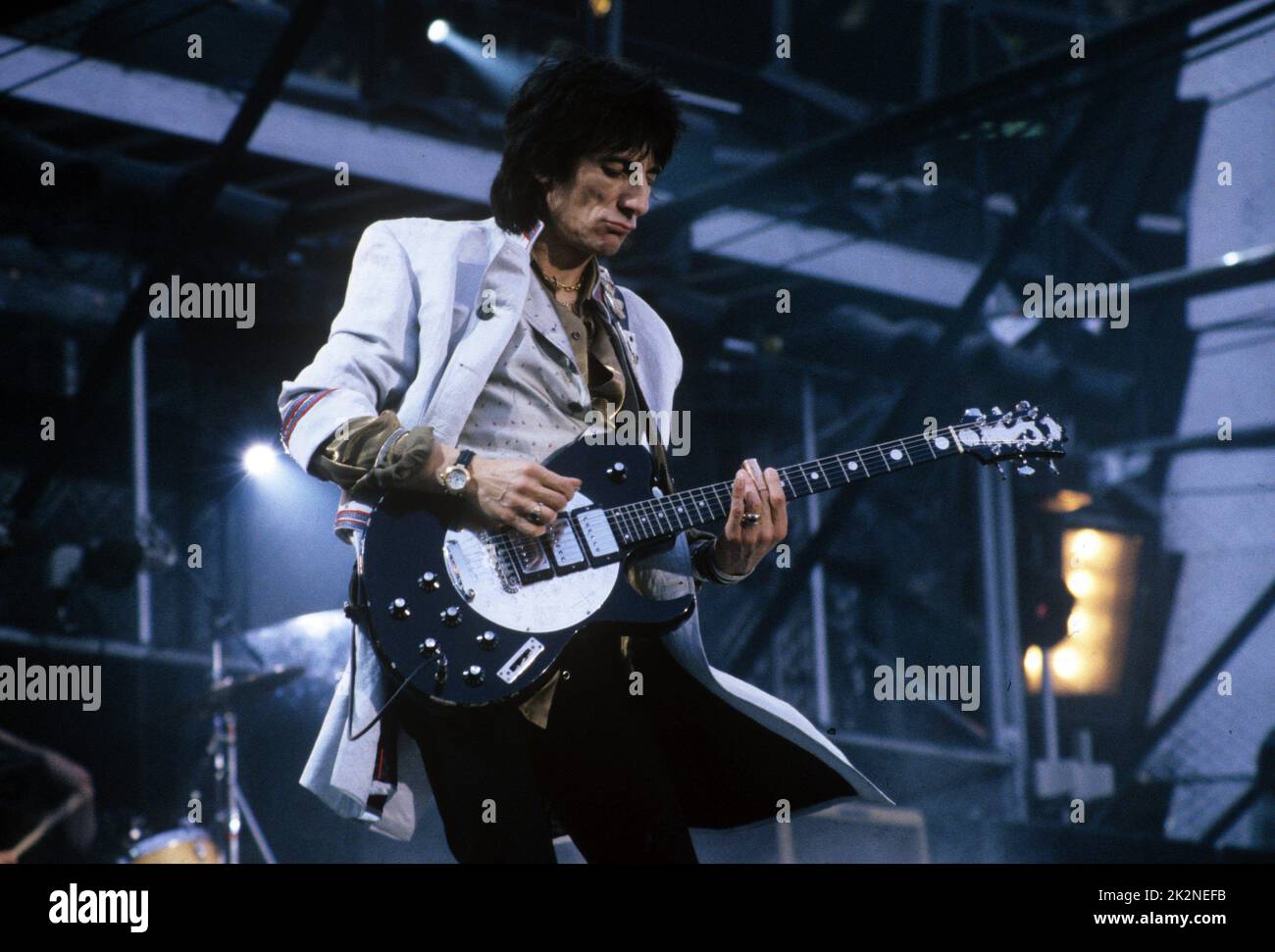 Concert wembley stadium 1995 hi-res stock photography and images - Alamy