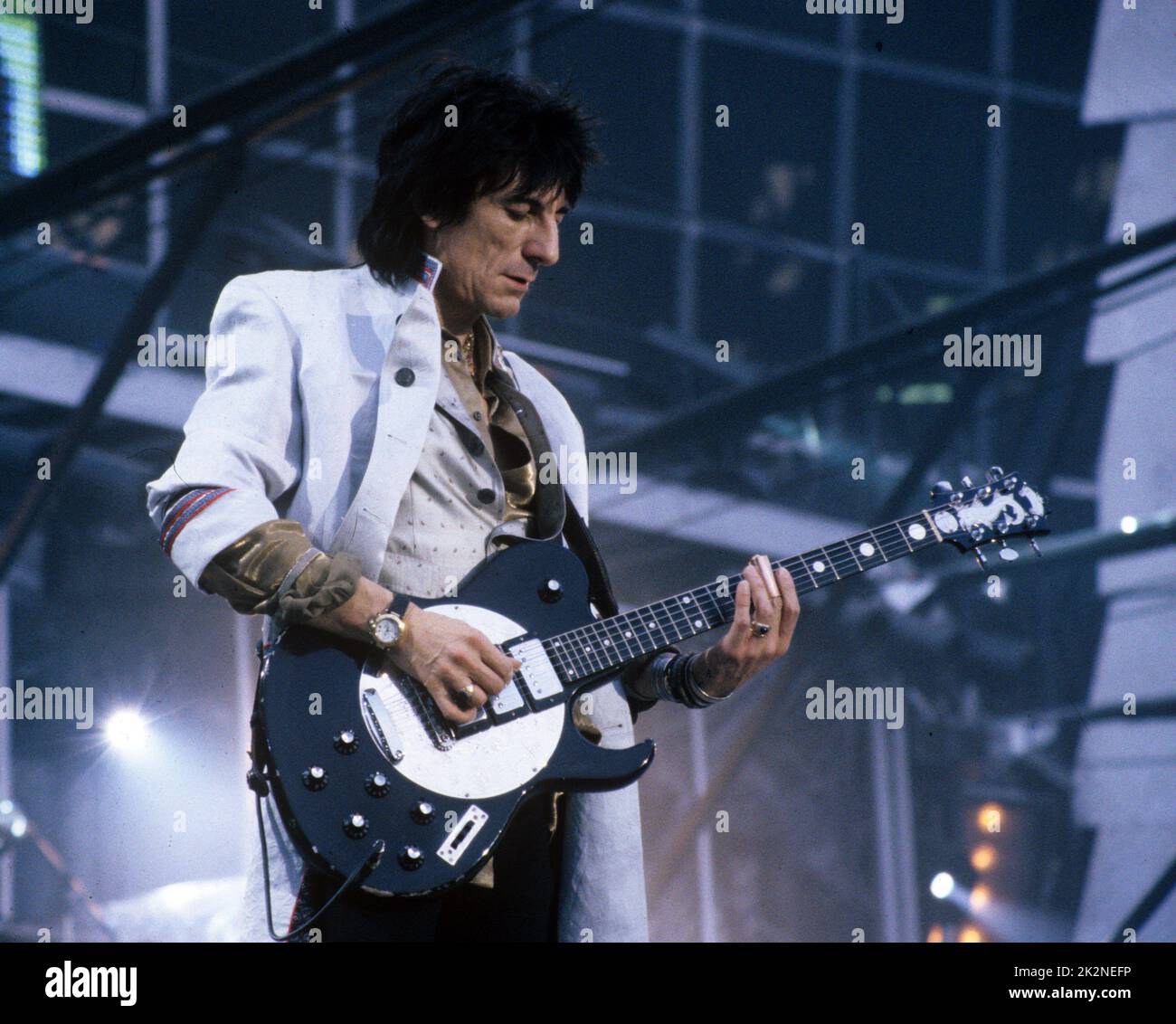 Concert wembley stadium 1995 hi-res stock photography and images - Alamy