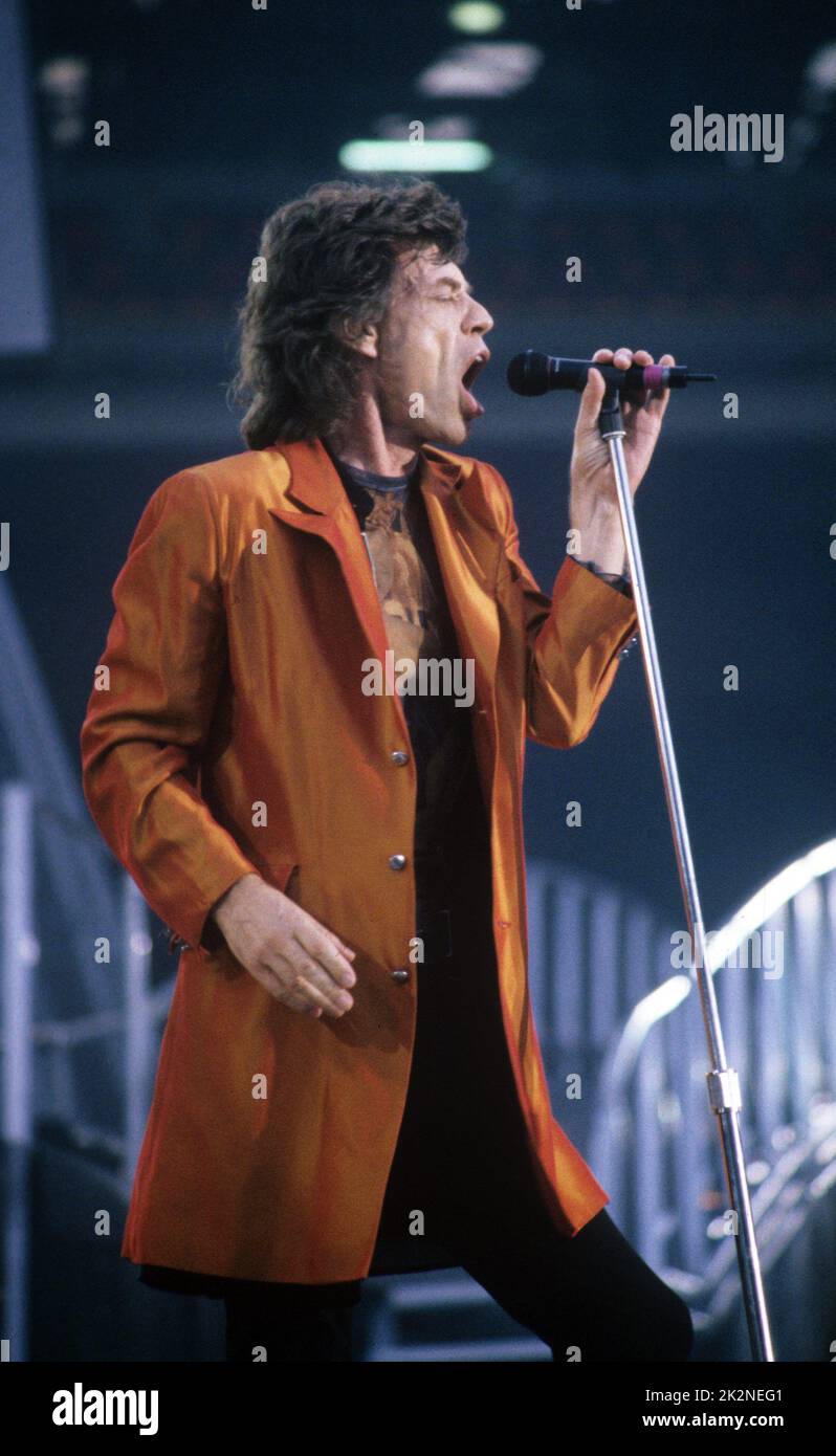 Concert wembley stadium 1995 hi-res stock photography and images - Alamy