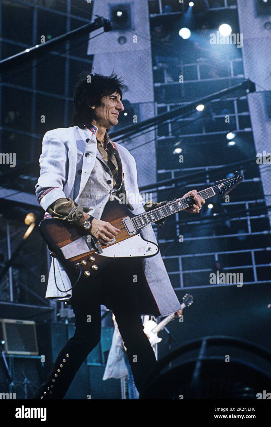 Concert wembley stadium 1995 hi-res stock photography and images - Alamy