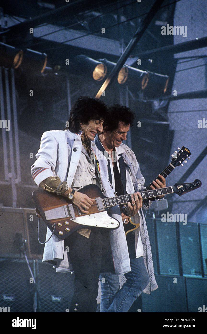 Concert wembley stadium 1995 hi-res stock photography and images - Alamy