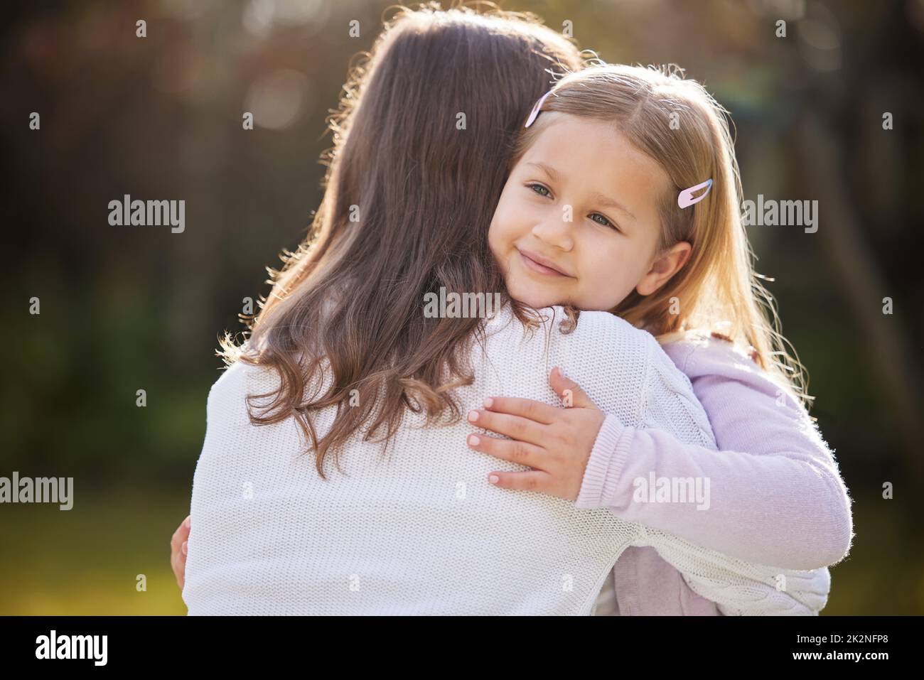 Mother daughter hugging outside hi-res stock photography and images - Alamy