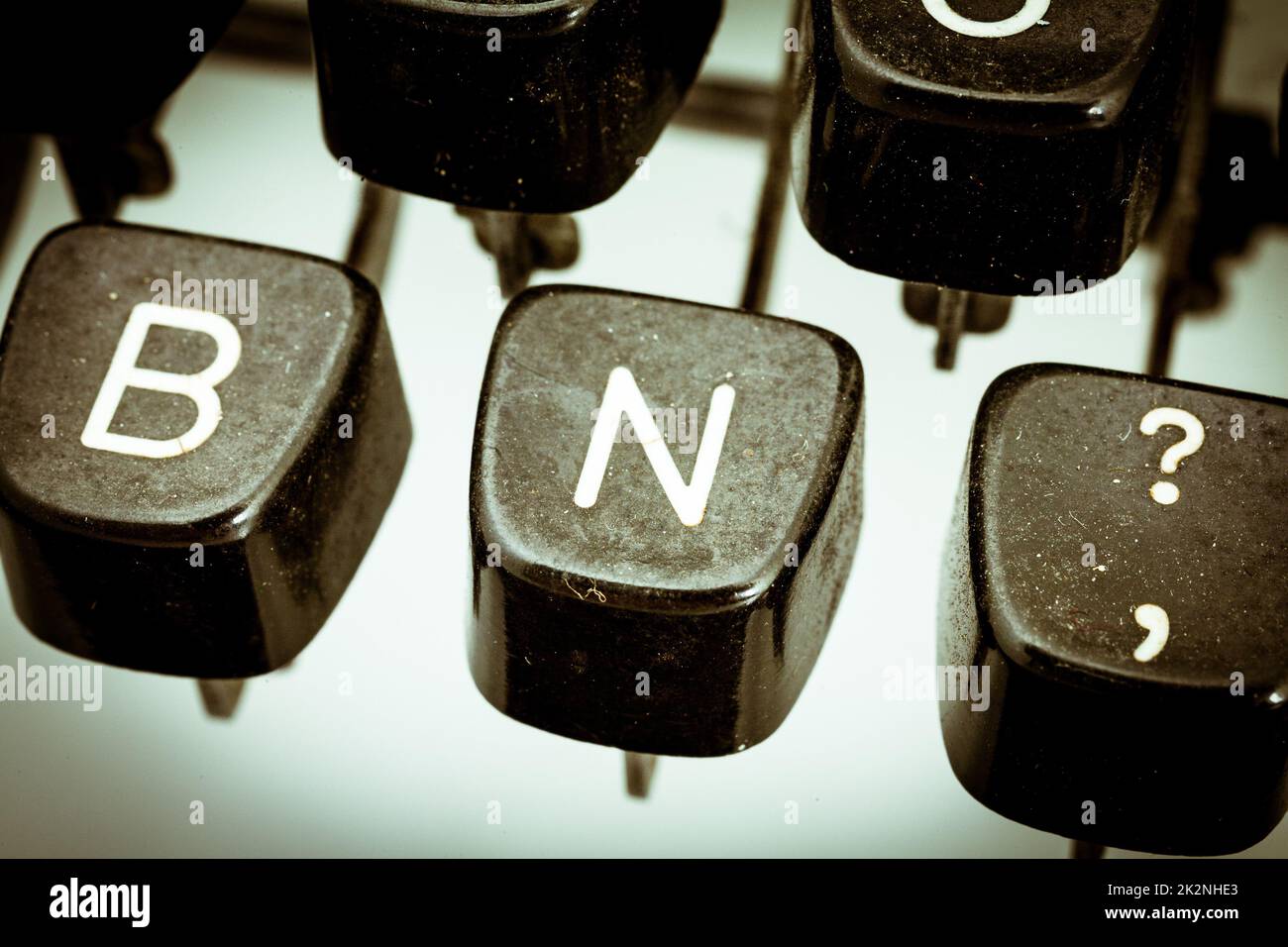 N letter on a vintage typewriter keyboard Stock Photo - Alamy