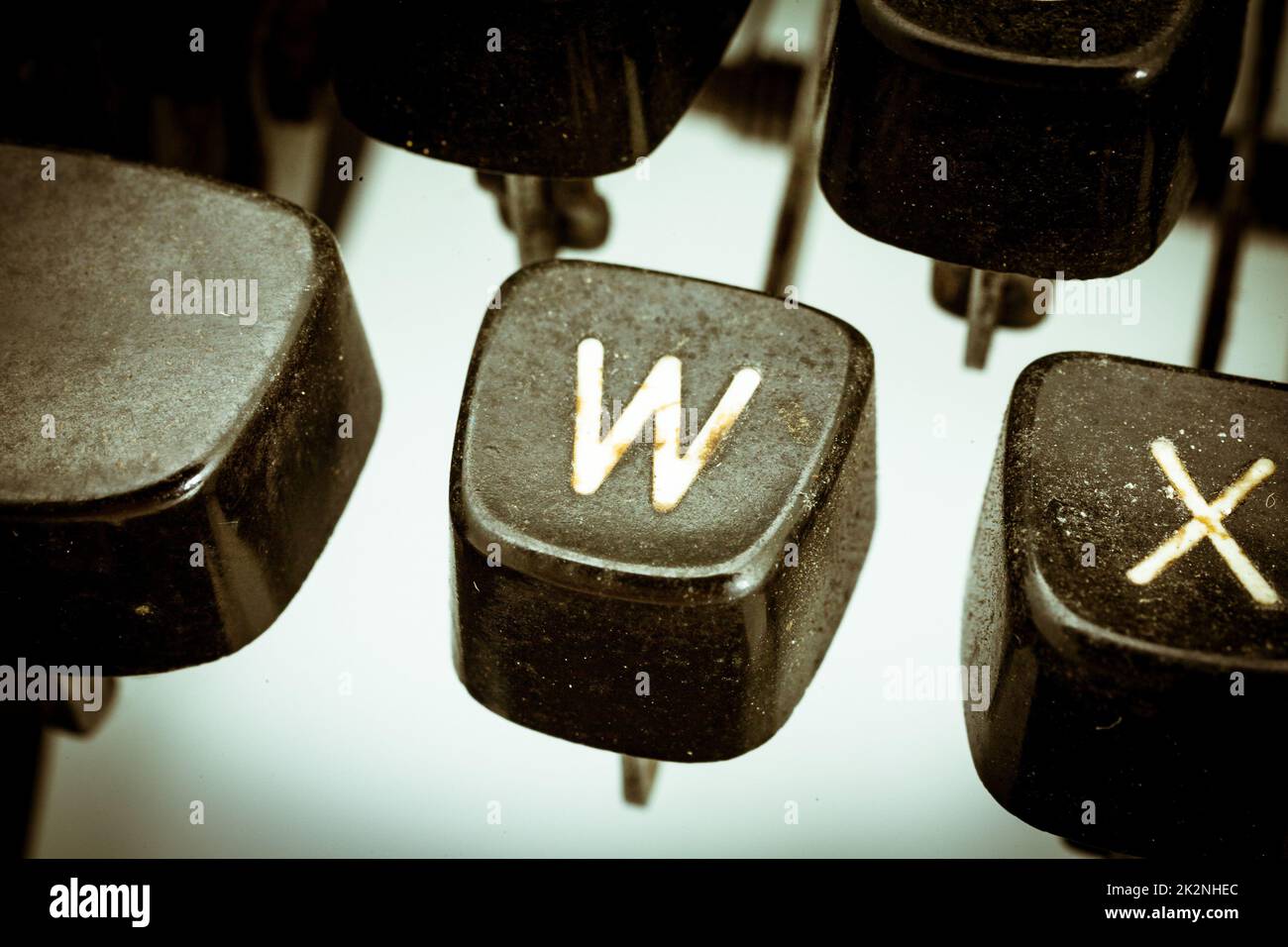 W letter on a vintage typewriter keyboard Stock Photo - Alamy