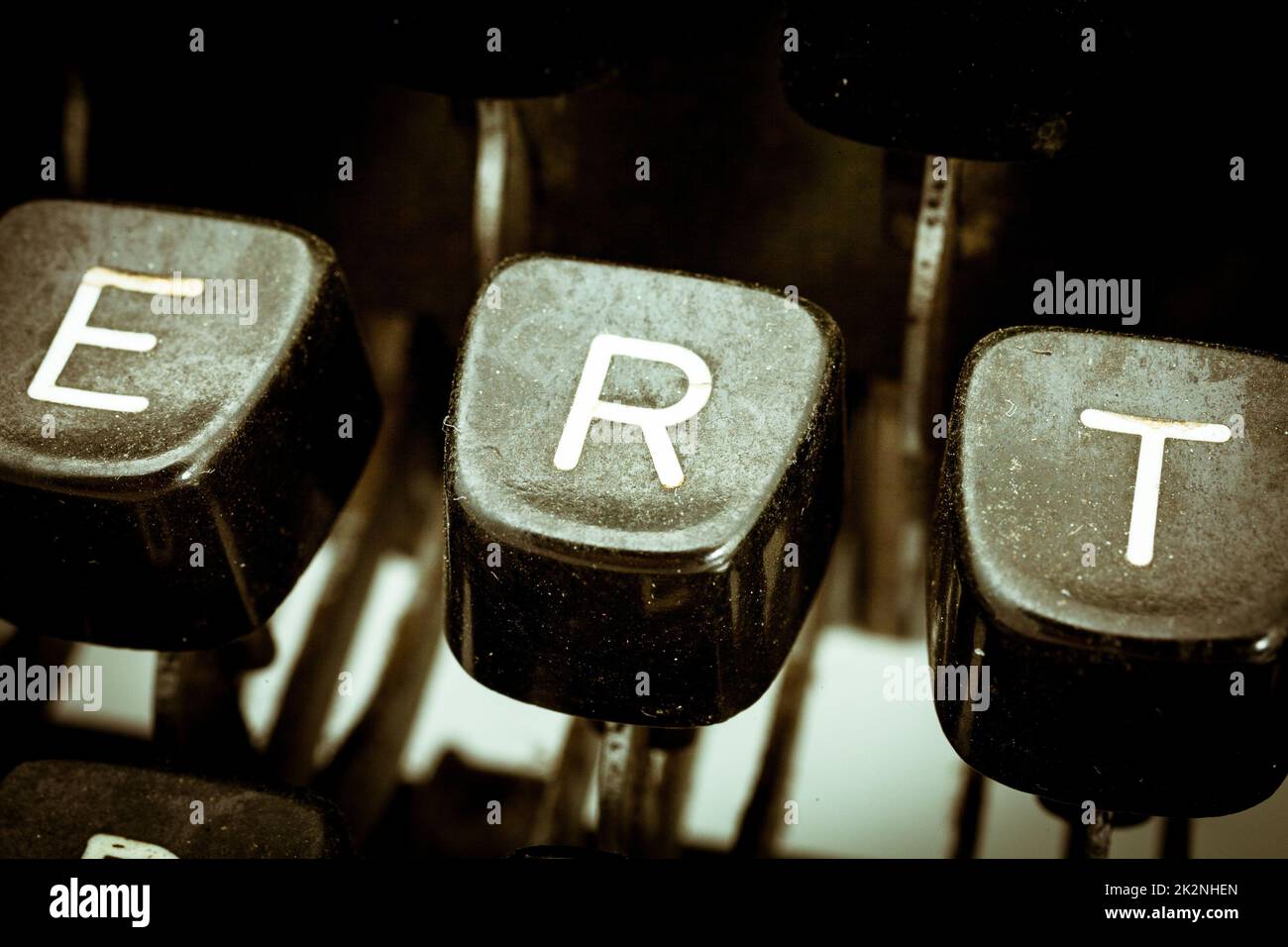 R letter on a vintage typewriter keyboard Stock Photo - Alamy