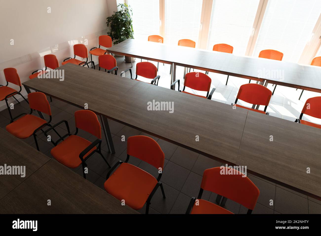 Empty desks and chairs in a bright conference room Stock Photo - Alamy