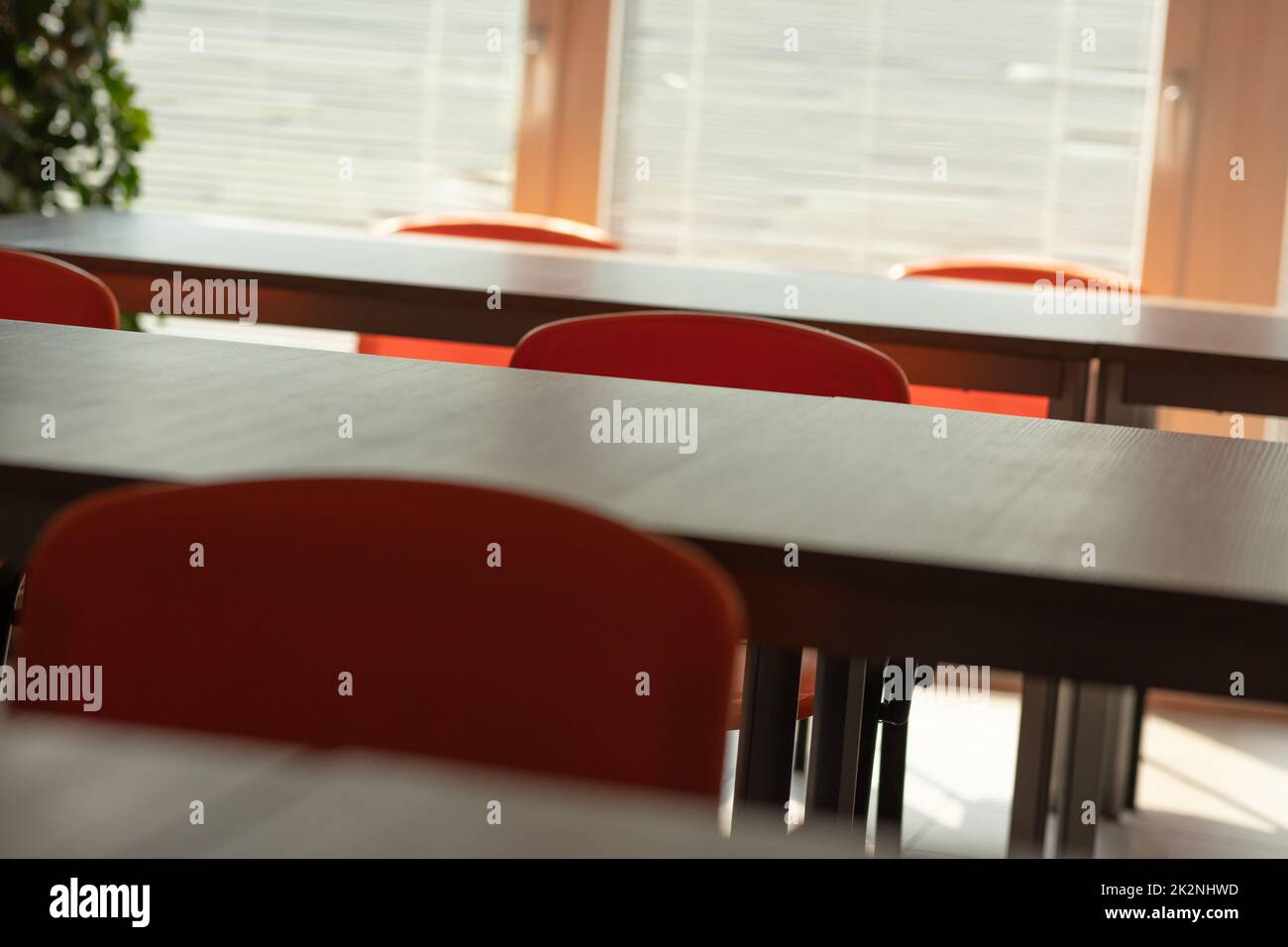 Office coronavirus closed desks hi-res stock photography and images - Alamy