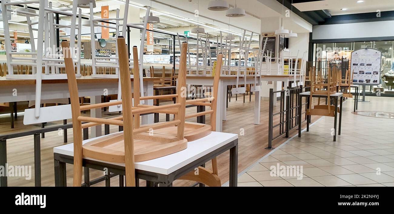 Shopping centers hi-res stock photography and images - Alamy