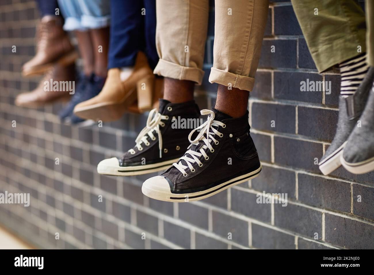 Group friends sitting on wall hi-res stock photography and images - Alamy