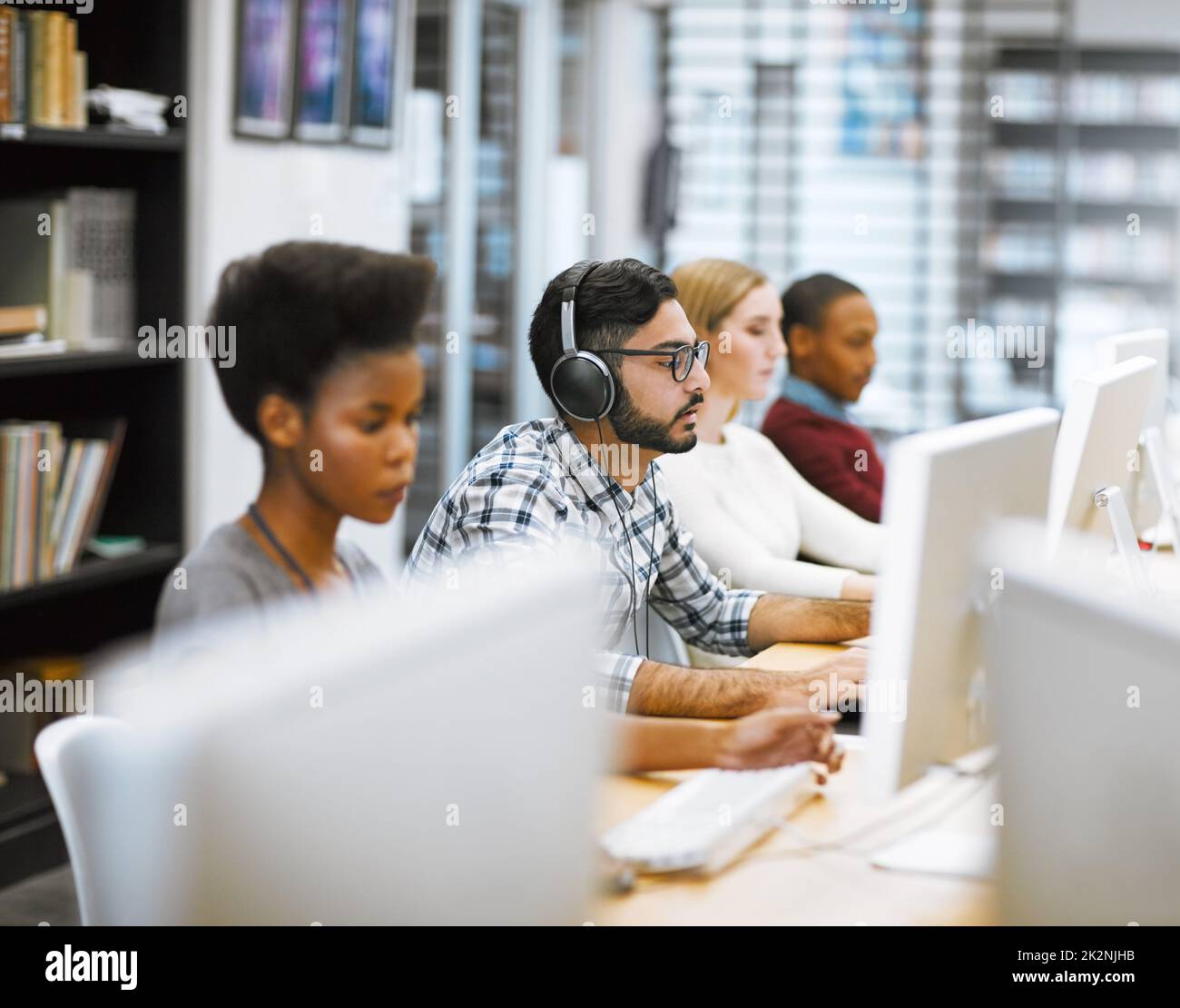 Doing research on computers hi-res stock photography and images - Alamy