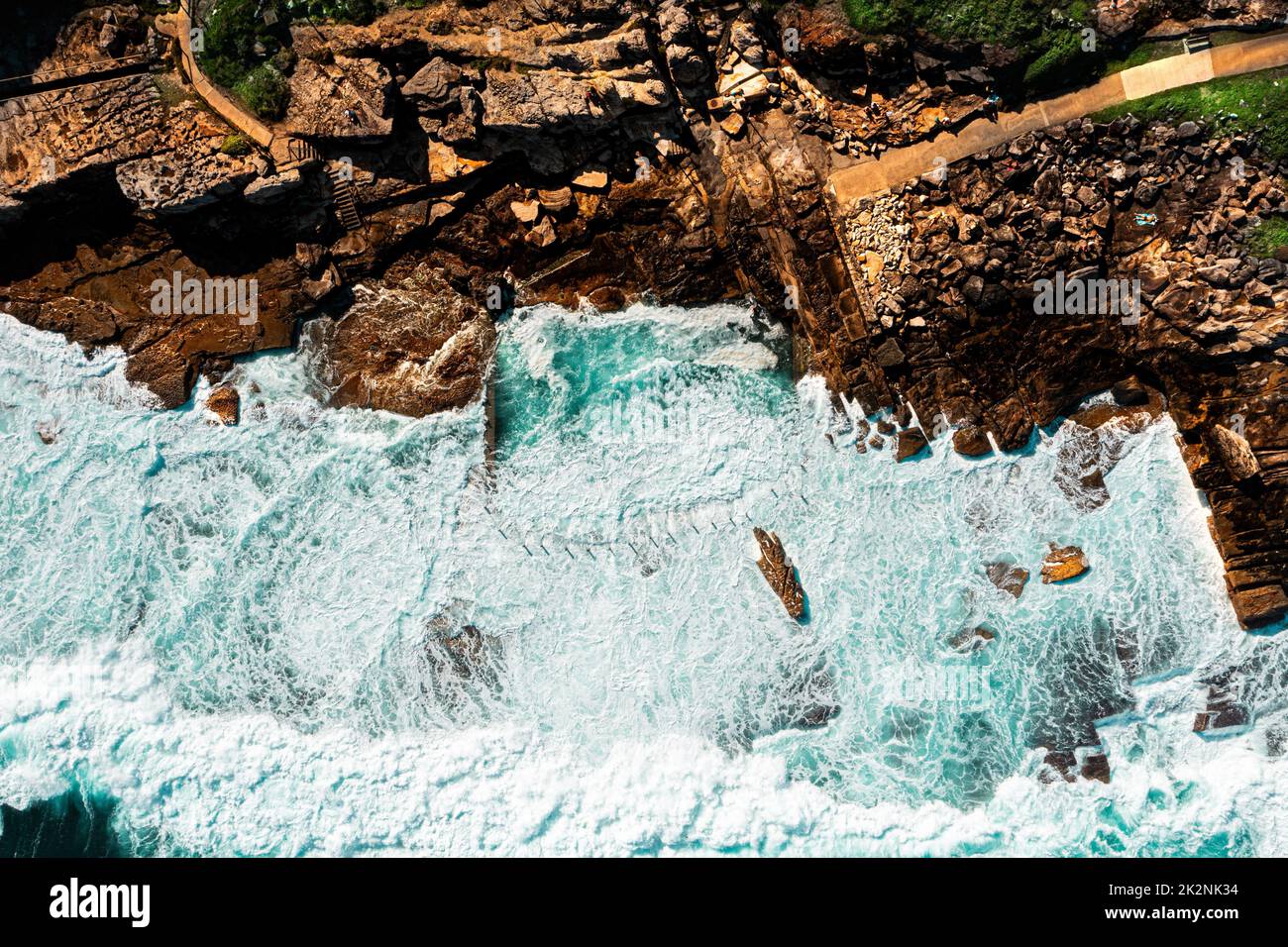 Crashing waves cliff top down view hi-res stock photography and images ...