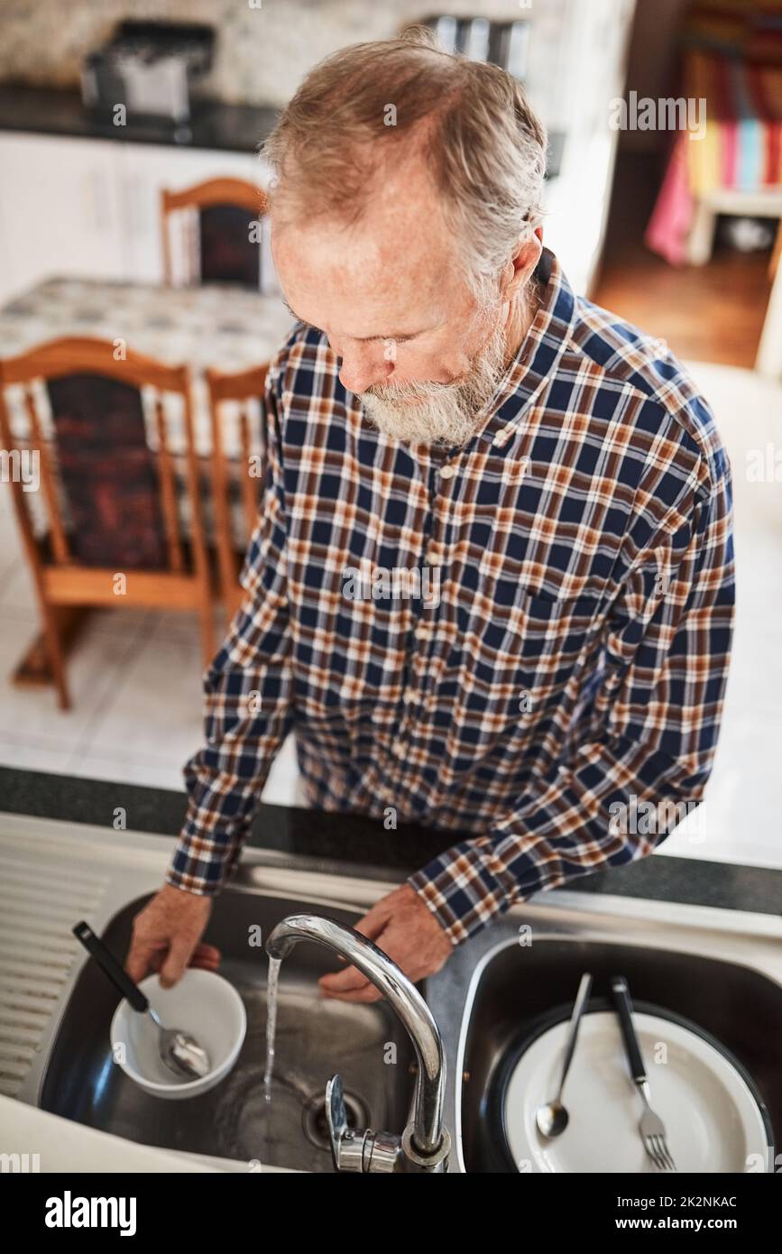 Man washing dishes hi-res stock photography and images - Alamy
