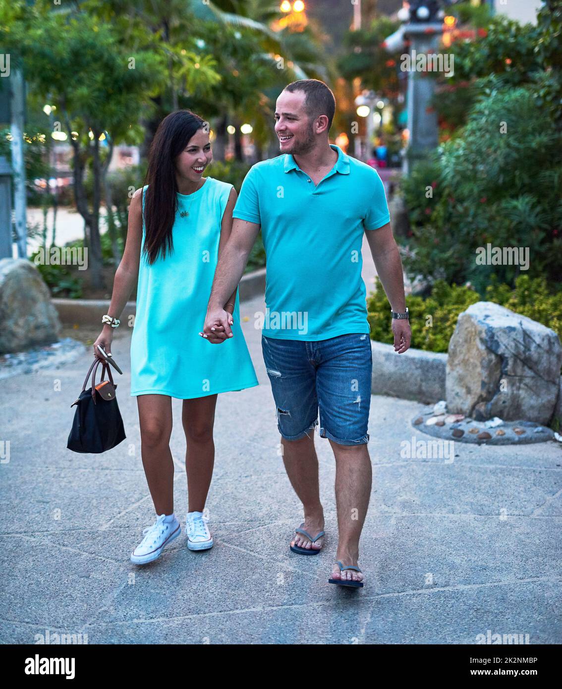 Couple walking hand hand city hi-res stock photography and images - Alamy