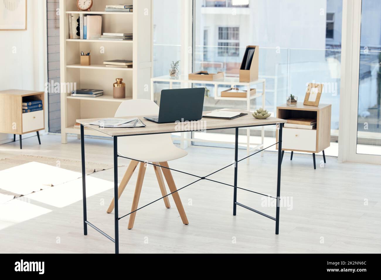 Empty office table hi-res stock photography and images - Alamy