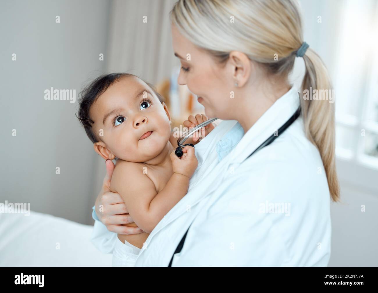 Doctor carrying a newborn baby hi-res stock photography and images - Alamy