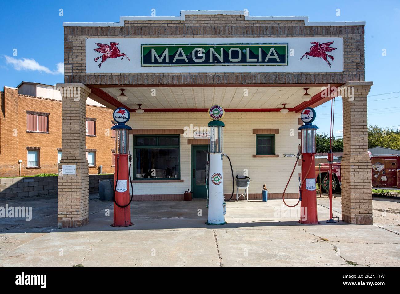 Shamrock gas station hi-res stock photography and images - Alamy