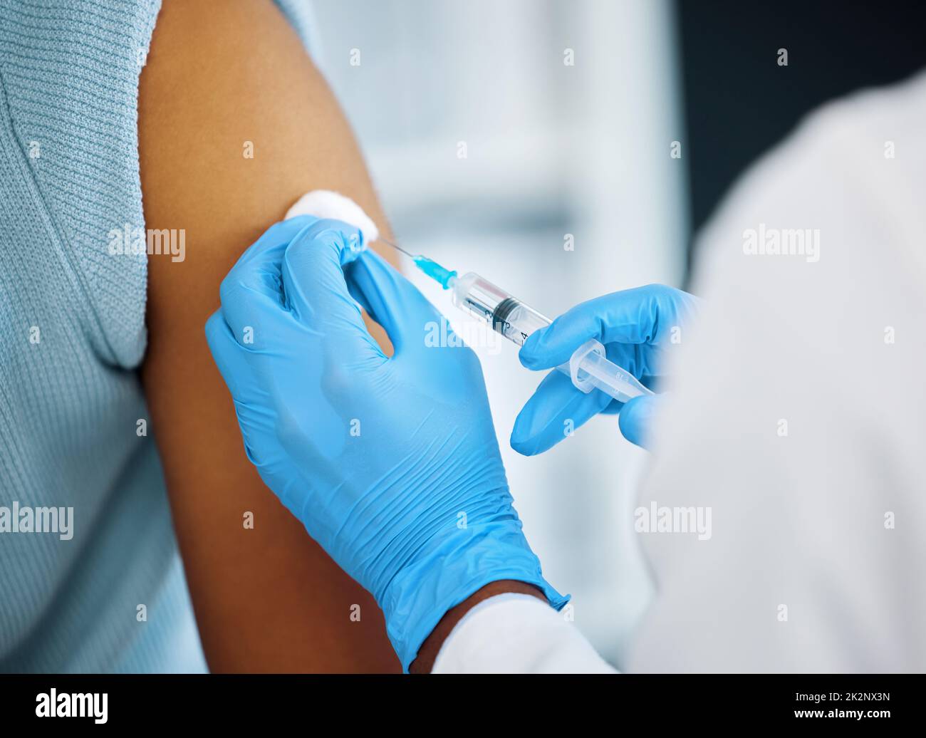 Male doctor giving injection patient hi-res stock photography and ...