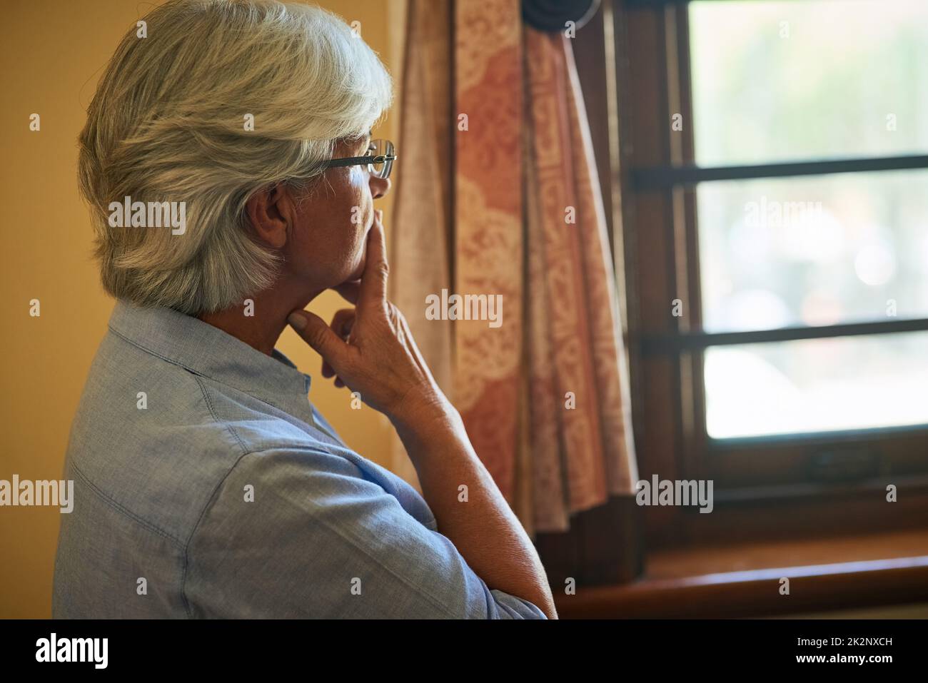 Elderly lady looking out window hi-res stock photography and images - Alamy