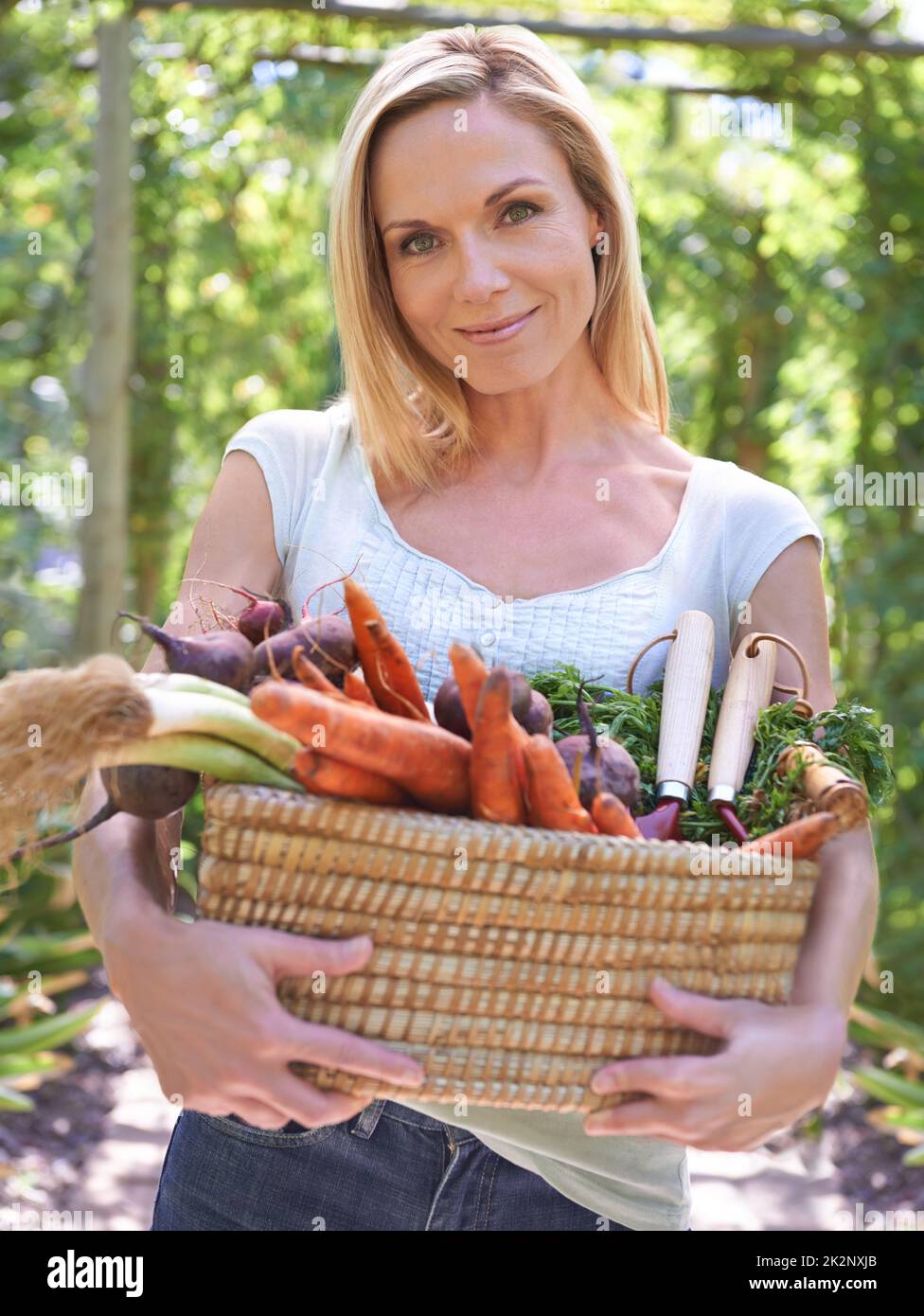 Person holding food basket hi-res stock photography and images - Alamy