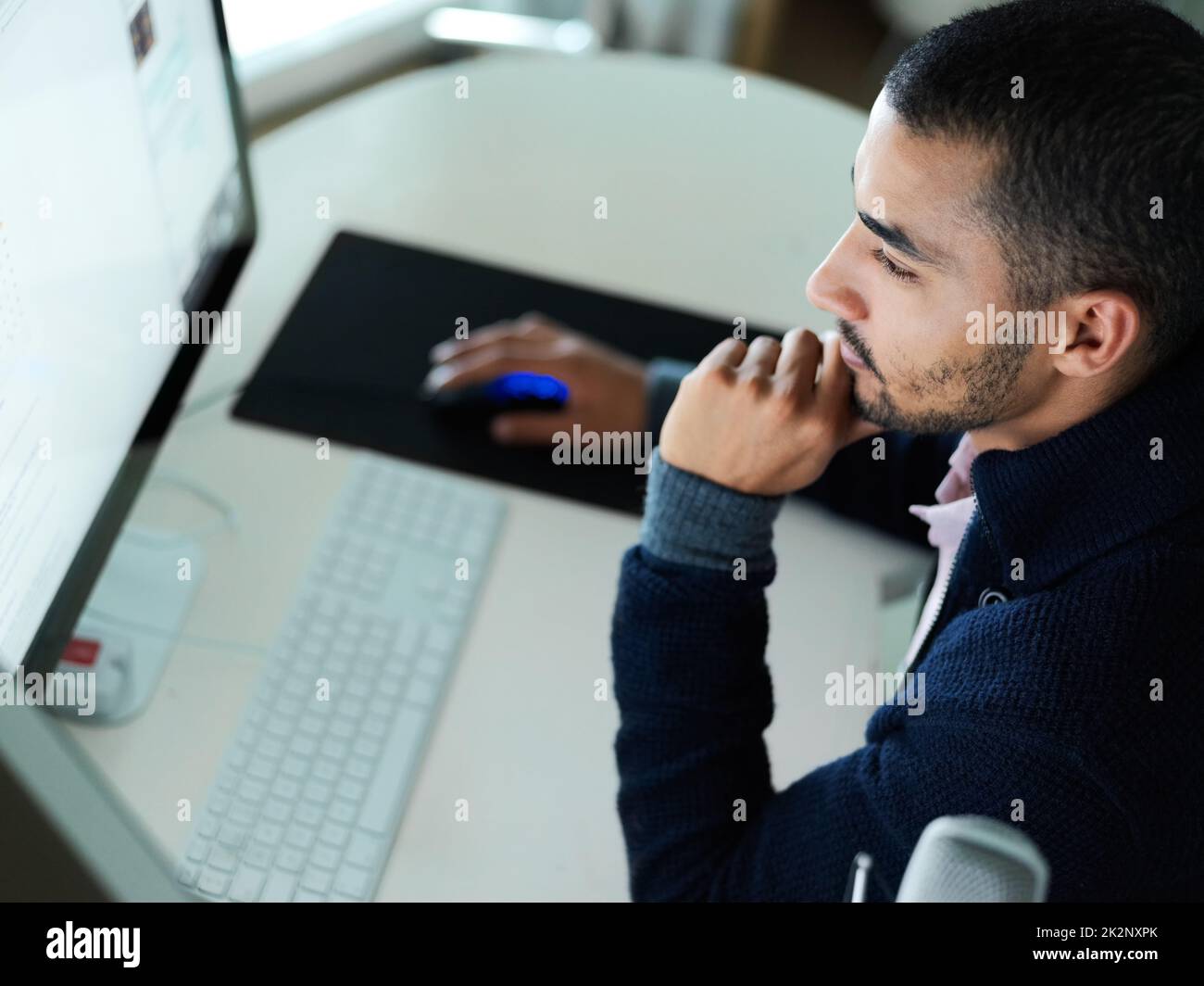 Working computer dual monitors hi-res stock photography and images - Alamy