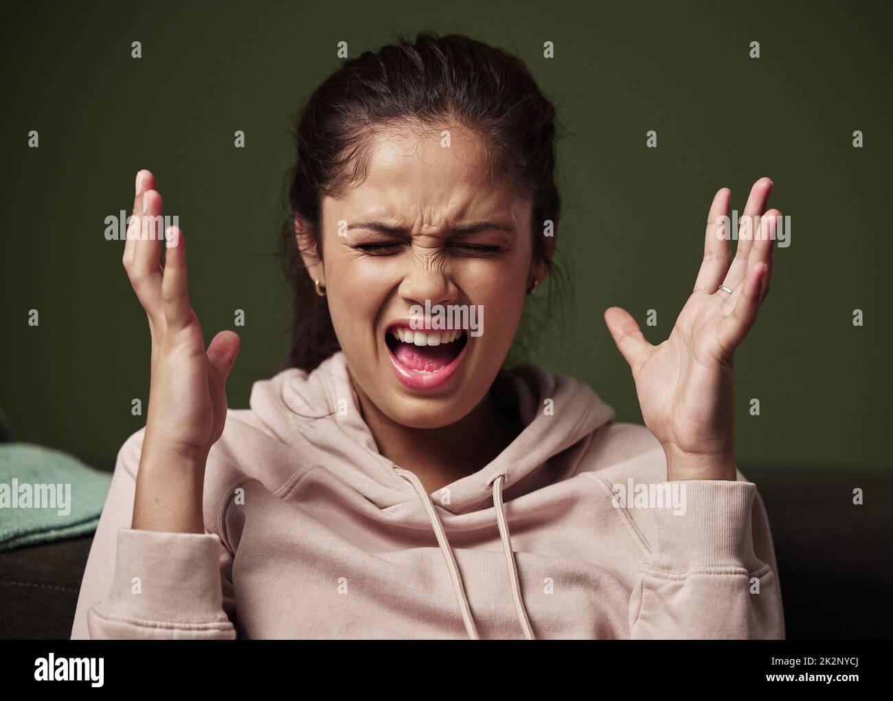 Frustrated young woman screaming hi-res stock photography and images ...