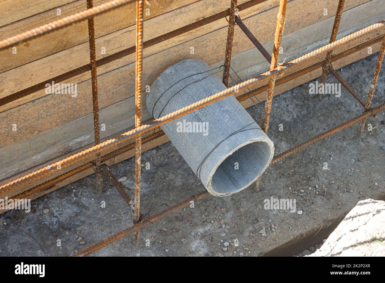 Laying a sleeve for communications during the construction of a strip ...