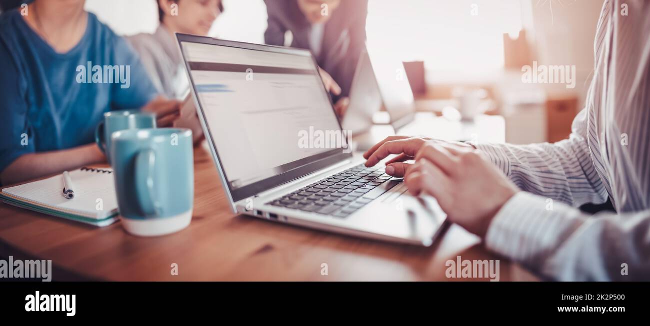 Office young people hi-res stock photography and images - Alamy