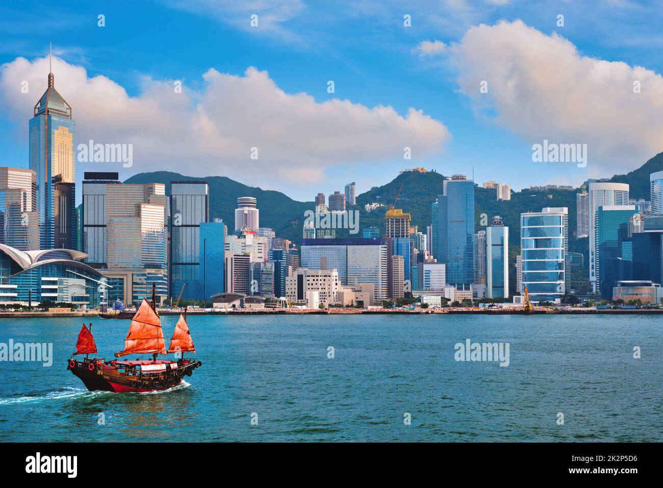 Junk boat in Hong Kong Victoria Harbour Stock Photo - Alamy