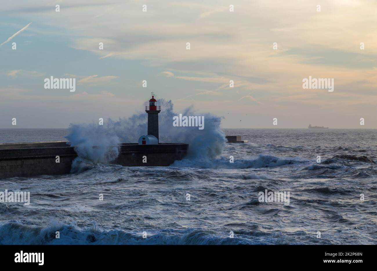 Lighthouse storm hi-res stock photography and images - Alamy