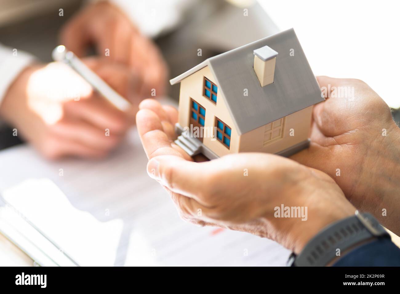 Signing house rental contract hi-res stock photography and images - Alamy
