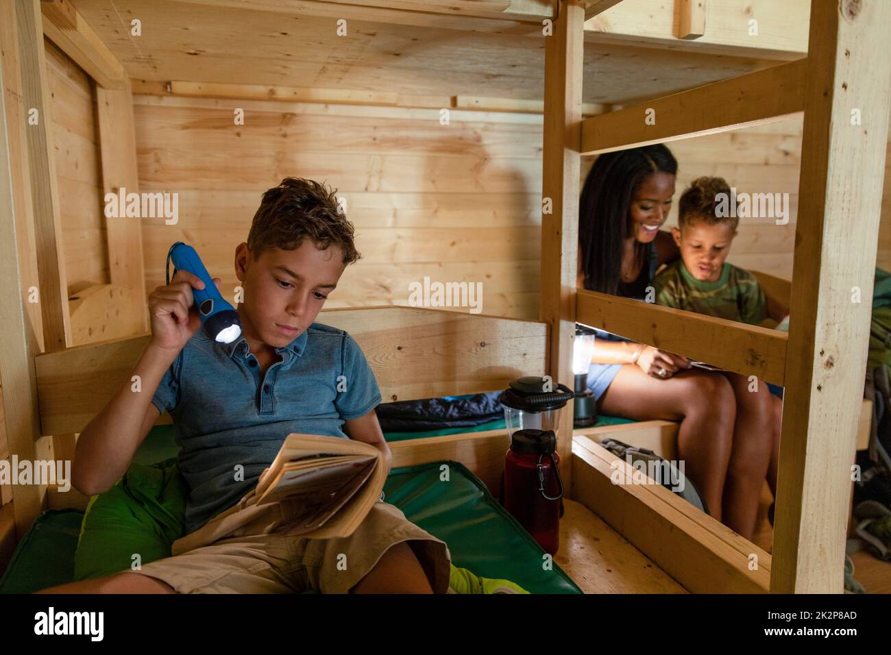 Boy reading map hi-res stock photography and images - Alamy