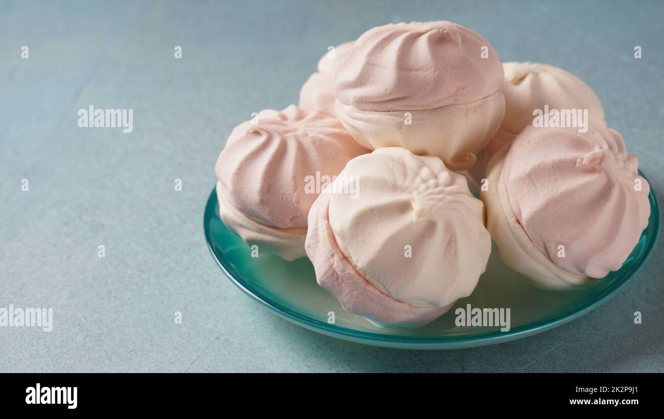 White sweet mini marshmallows hi-res stock photography and images - Alamy