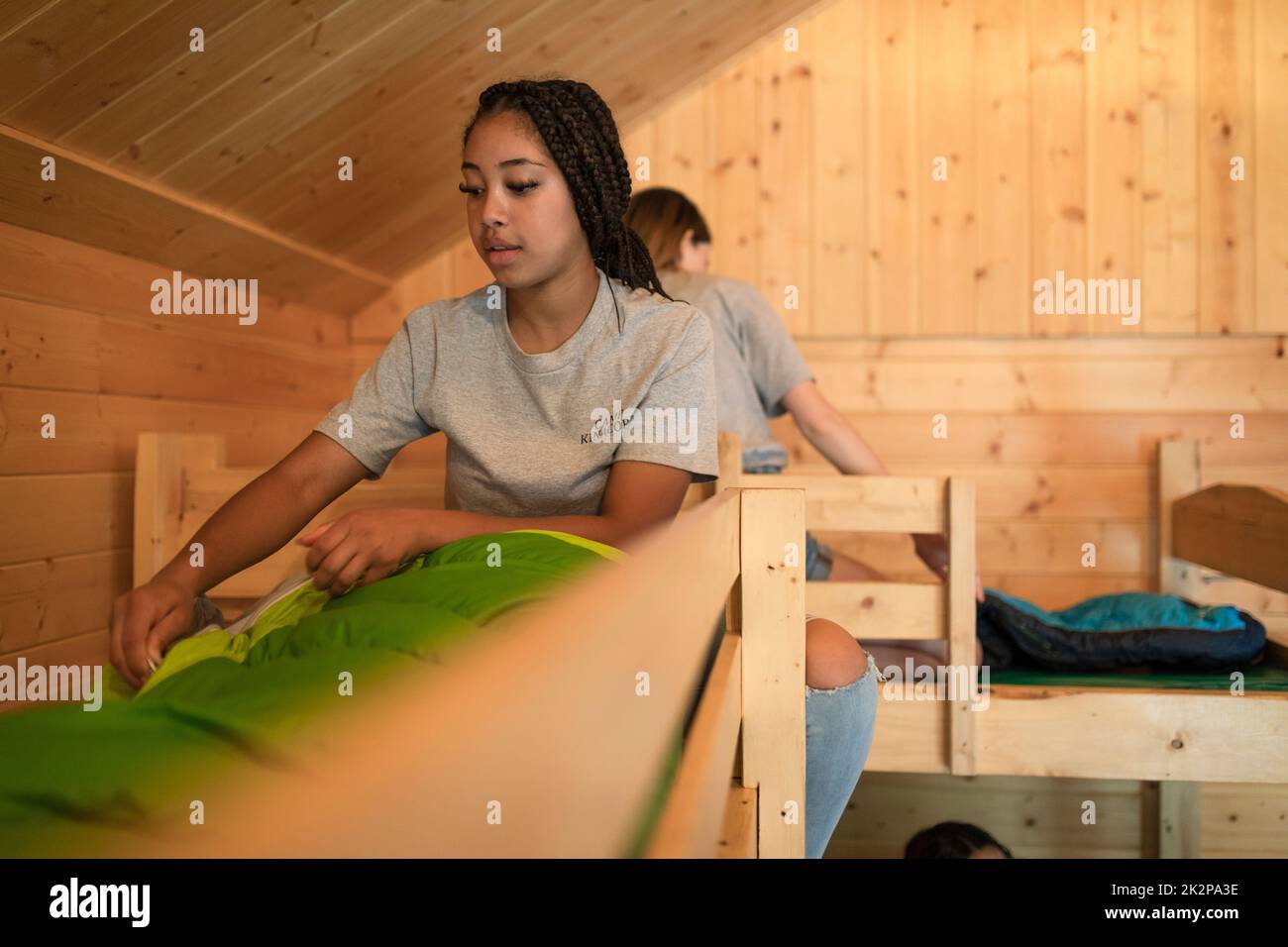 Making the bed teen hi-res stock photography and images - Alamy