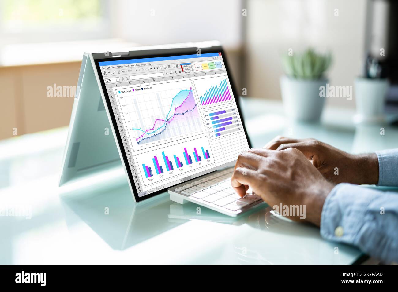 Data Analyst Using Data Analytics KPI Stock Photo - Alamy