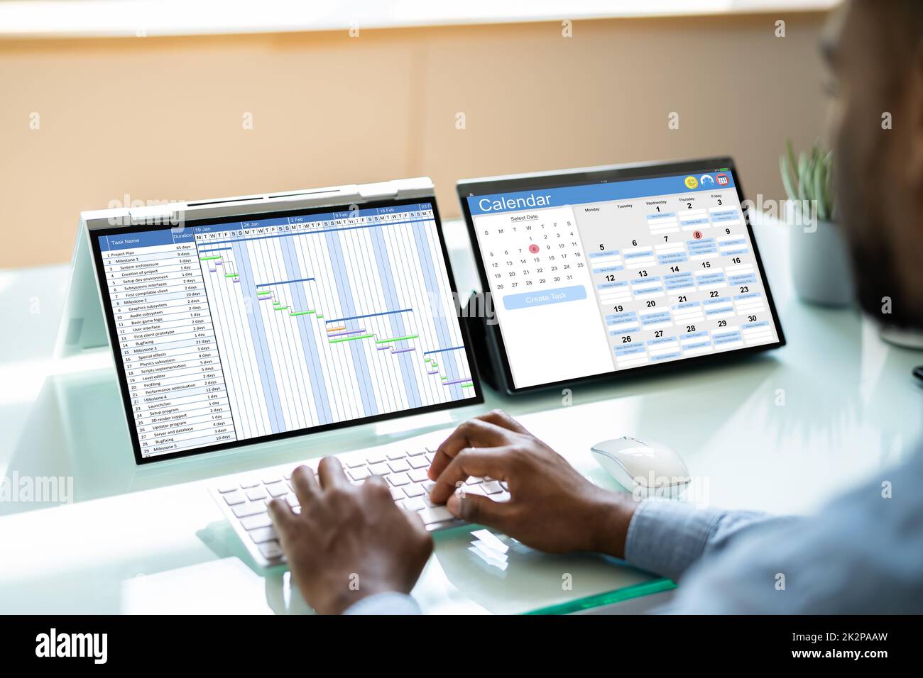 Scheduling Plan Using Cloud Software Stock Photo - Alamy